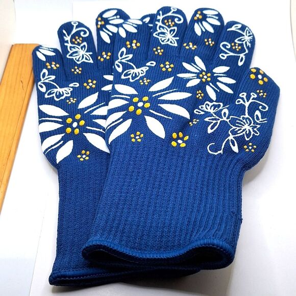 Temptations | Kitchen | Temptations Oven Gloves Blue White Floral ...